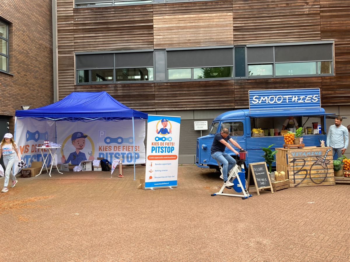 Gezonde snack en fietscheck voor fietsers in Drenthe tijdens Fiets naar ...
