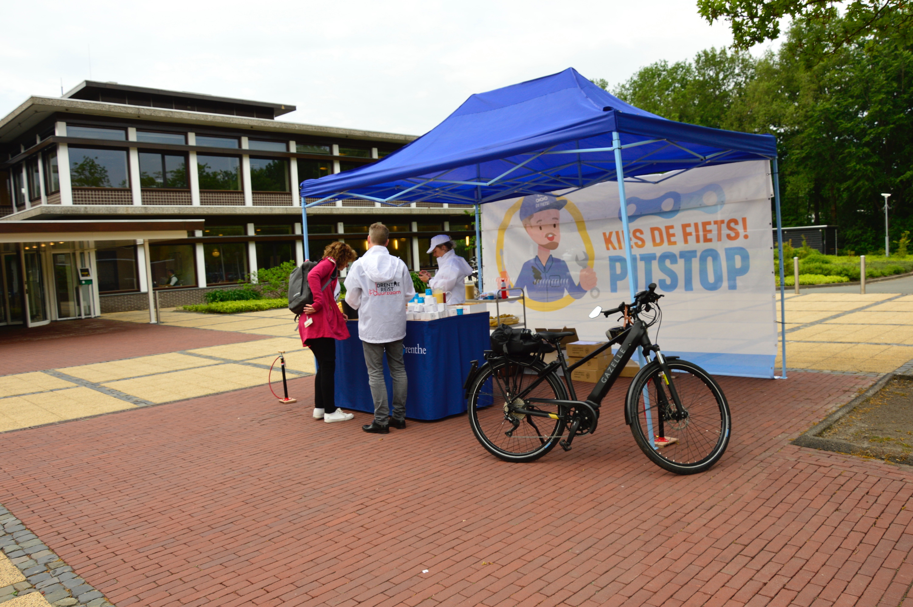 Gezonde snack en fietscheck voor fietsers in Drenthe tijdens Fiets naar ...